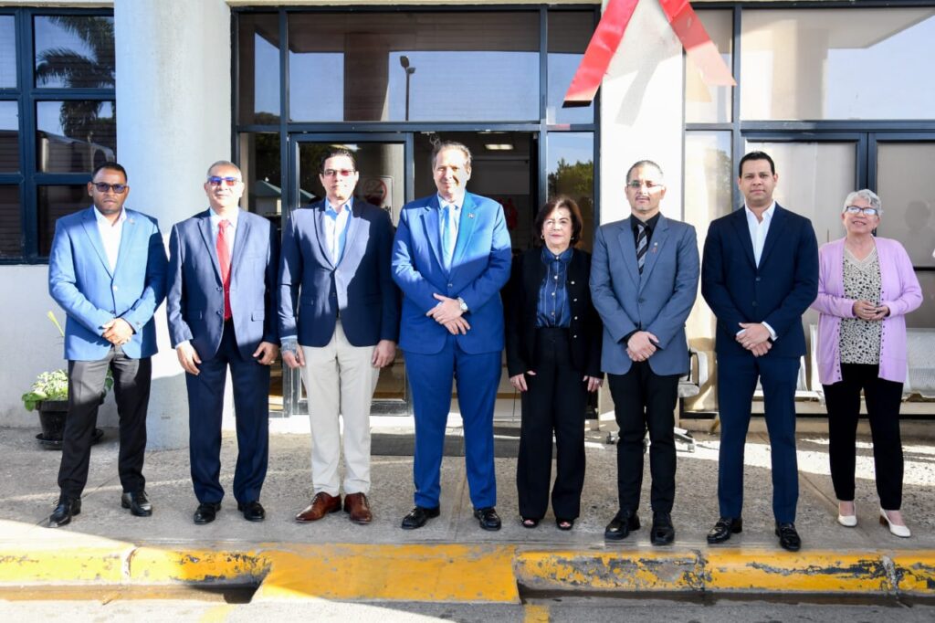 Ministro de Salud Pública Víctor Atallah recibe furgonetas donadas para ...